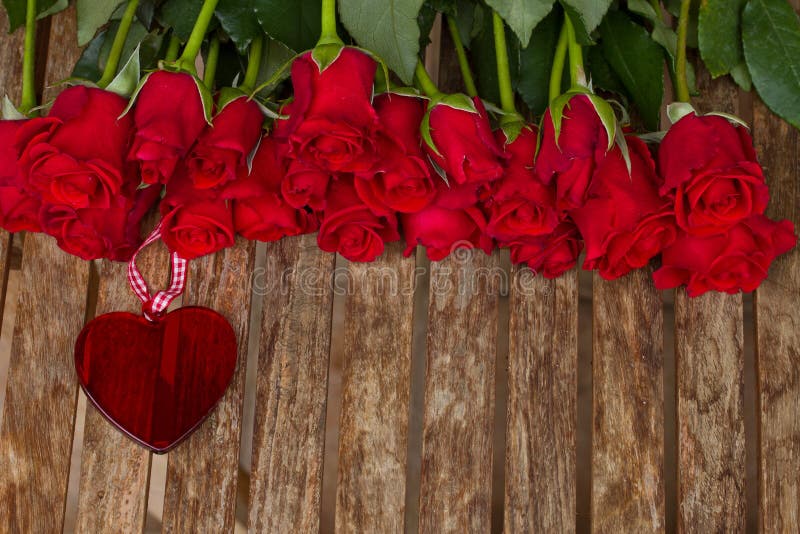 Rosen mit rotem Herzen stockfoto. Bild von stieg, dekoration - 65181984