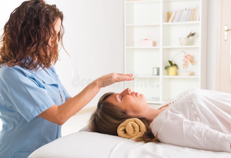 Reiki Heilen stockbild. Bild von massage, sachkenntnis - 39845527
