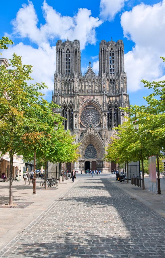 REIMS FRANCIA 2018 AGOSTO: Statue Dei San Fuori Della Cattedrale Di ...