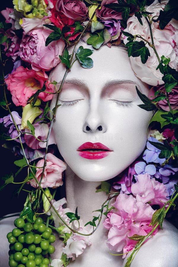 Reina hermosa de la flor foto de archivo. Imagen de sensual - 88333630