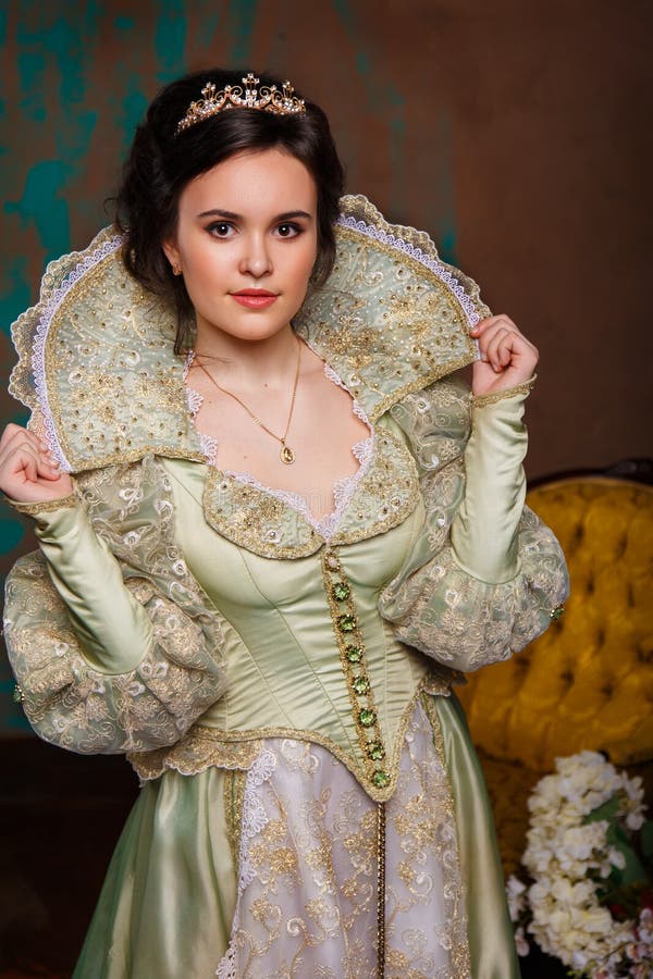 Reine dans la robe royale photo stock. Image du rococo - 52998968