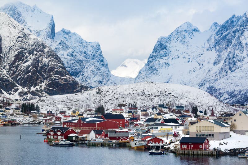 Casas Del Red Rorbuer En Las Islas Lofoten, Al Norte De Noruega Paisaje ...