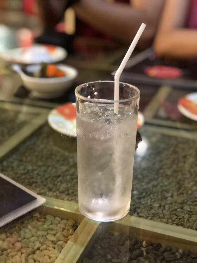 Reines Wasser stockfoto. Bild von glas, rein, wasser - 151325312