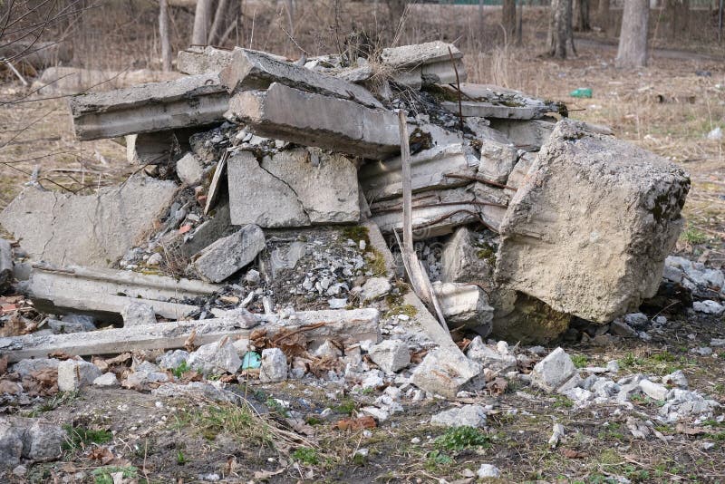 Reinforced Concrete Old Broken Construction Waste Stock Image - Image ...