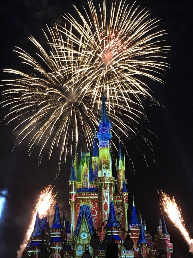 Reino De La Magia De Disney Imagen editorial - Imagen de fireworks ...
