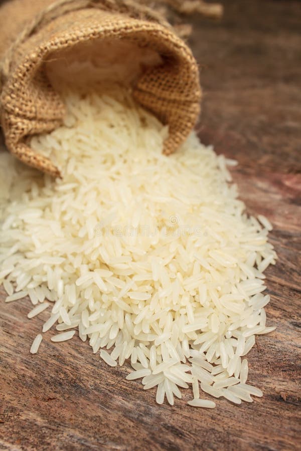 Weißer Ungekochter Reis Im Kleinen Sack Stockfoto - Bild von ...