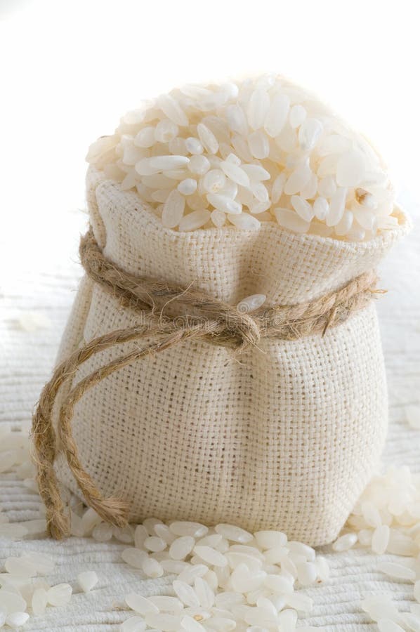 Reis im kleinen Sack stockbild. Bild von körner, futter - 7377381