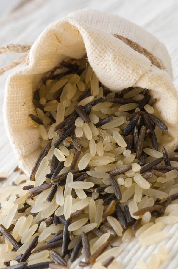 Reis im kleinen Sack stockbild. Bild von sack, reis - 7377381