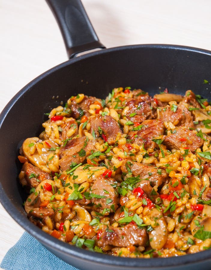 Reis Mit Fleisch, Gemüse Und Pilzen Stockfoto - Bild von frisch ...