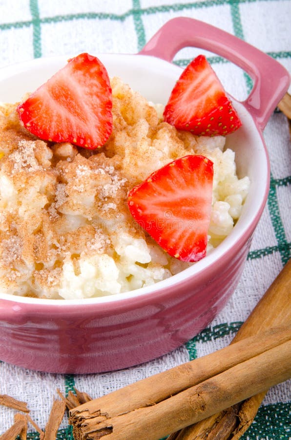 Reispudding Mit Zimt Und Zucker Stockbild - Bild von nahrung, zucker: 26608199
