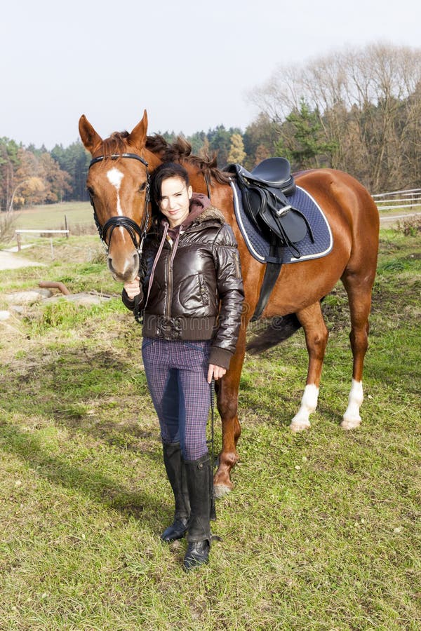 Reiter mit ihrem Pferd stockfoto. Bild von aktivität - 36681762