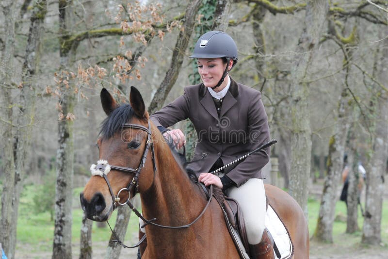Reiterin beim Showspringen stockfoto. Bild von reiten - 56027900