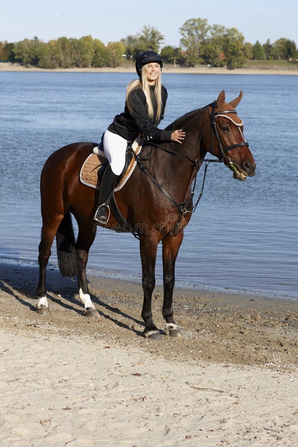 Reiterin Zu Pferd, Die Pferd Streichelt Stockfoto - Bild von reiterin ...