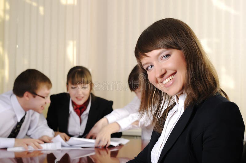 Eine reizend junge Frau stockfoto. Bild von bequem, exemplar - 12813518