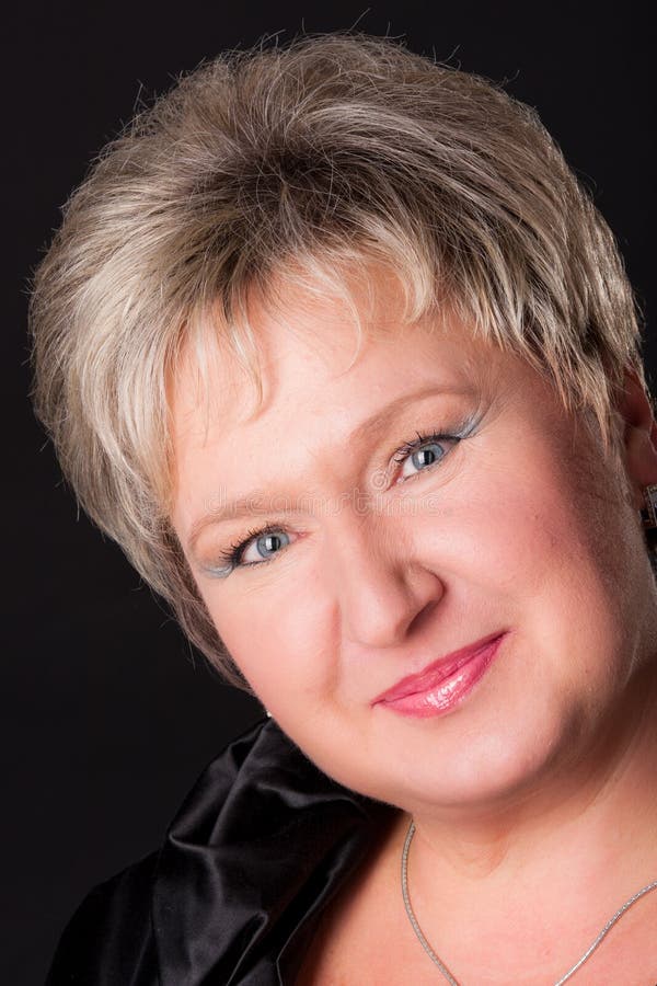 Eine Reizend Frau Springt Auf Natur Stockfoto - Bild von stimmung ...