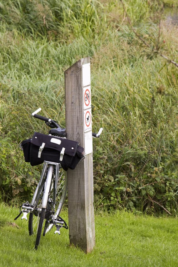 Tourfiets Op Een Spoor in De Winteromgeving Stock Foto - Image of ...
