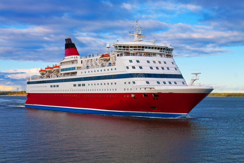 Denny Rejsu Liniowiec Z Lifeboats W Oceanie W Chmurnej Pogodzie Boczny ...