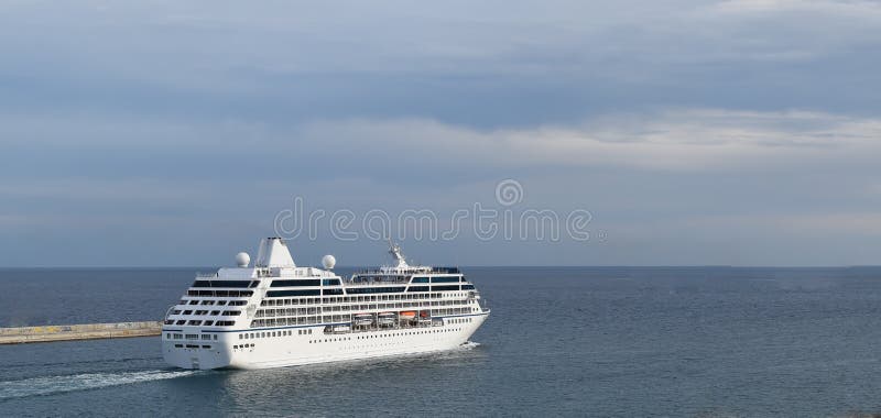 Rejsu Liniowiec - Pasażerski Statek Dokował W Karaiby Obraz Stock ...