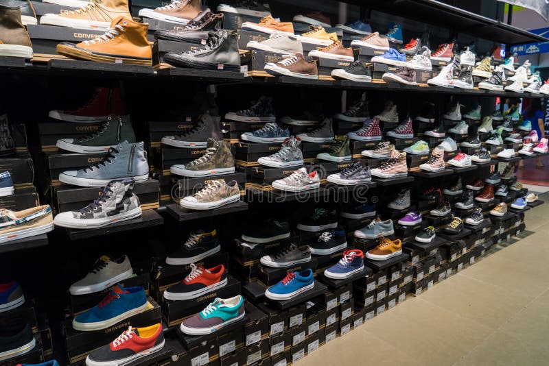 Rek van schoenen redactionele stock foto. Image of winkel - 43396178