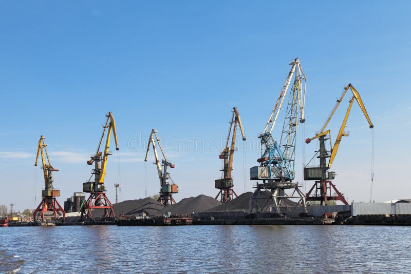 Denny Reklama Port Przy Nocą W Mariupol, Ukraina Przemysłowy Widok ...