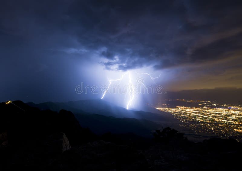 Relámpago foto de archivo. Imagen de aligere, lluvia - 20494452