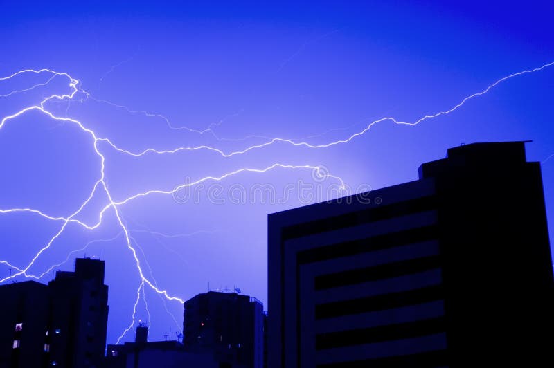 Relámpago imagen de archivo. Imagen de azul, tormenta - 5626887