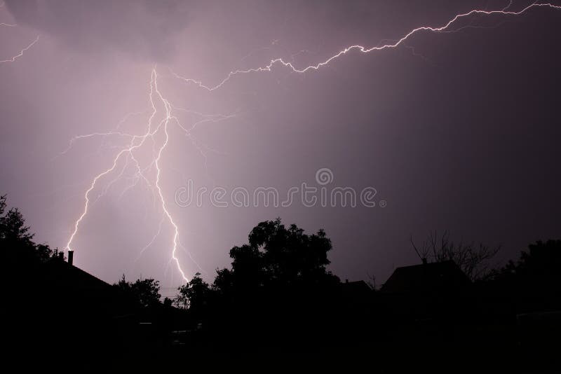 Relámpago de la noche foto de archivo. Imagen de pulso - 21281658