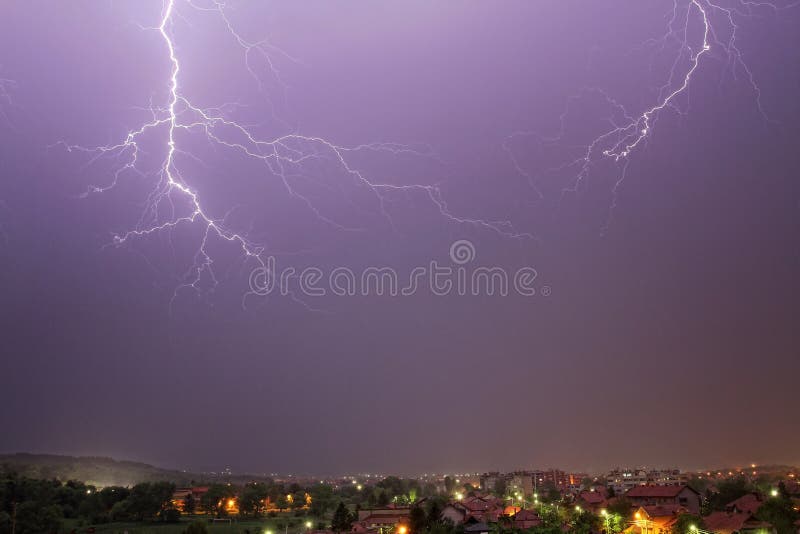 Relámpago En El Cielo De La Lluvia Imagen de archivo - Imagen de severo ...