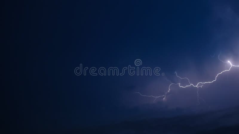 Relámpago azul foto de archivo. Imagen de oscuro, colinas - 16186876