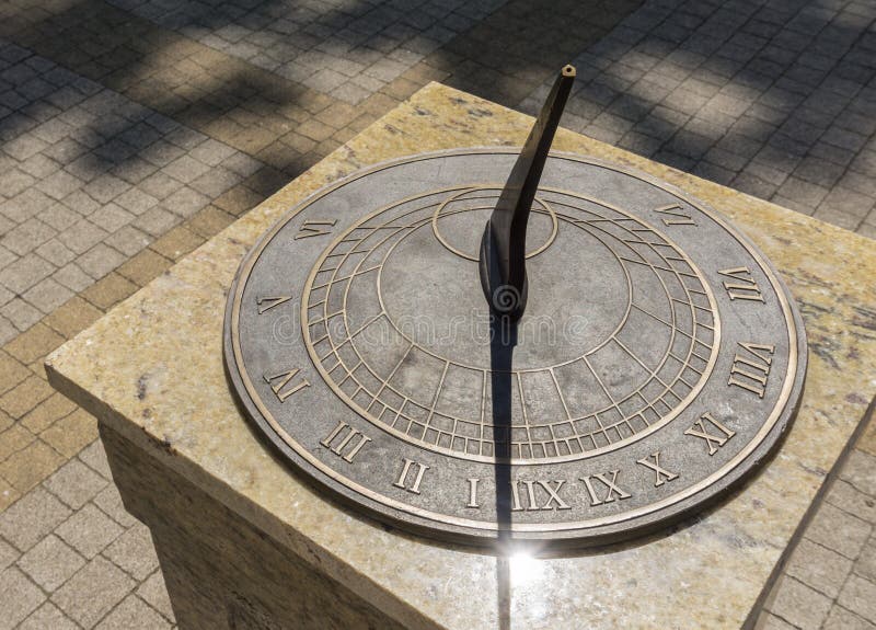 Relógio De Sol De Bronze Com Numerais Romanos, Sombra E Encanto Imagem ...