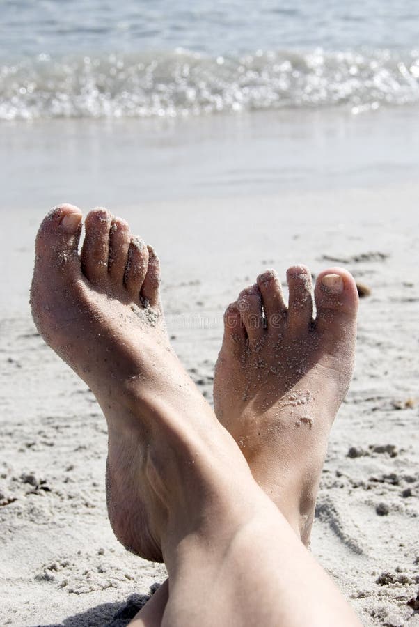 Pés na areia na praia foto de stock. Imagem de pés, relaxamento - 23727706