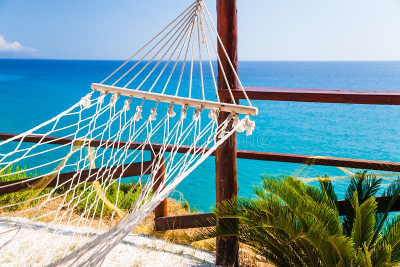 Rede Entre Duas Palmeiras Na Praia Imagem de Stock - Imagem de maca ...