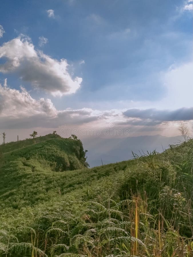 Relieve Nubes De La Cima De La Colina Foto de archivo - Imagen de cubo ...