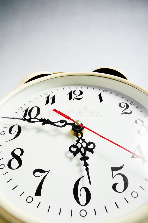 Reloj foto de archivo. Imagen de tarde, blanco, segundo - 5005302