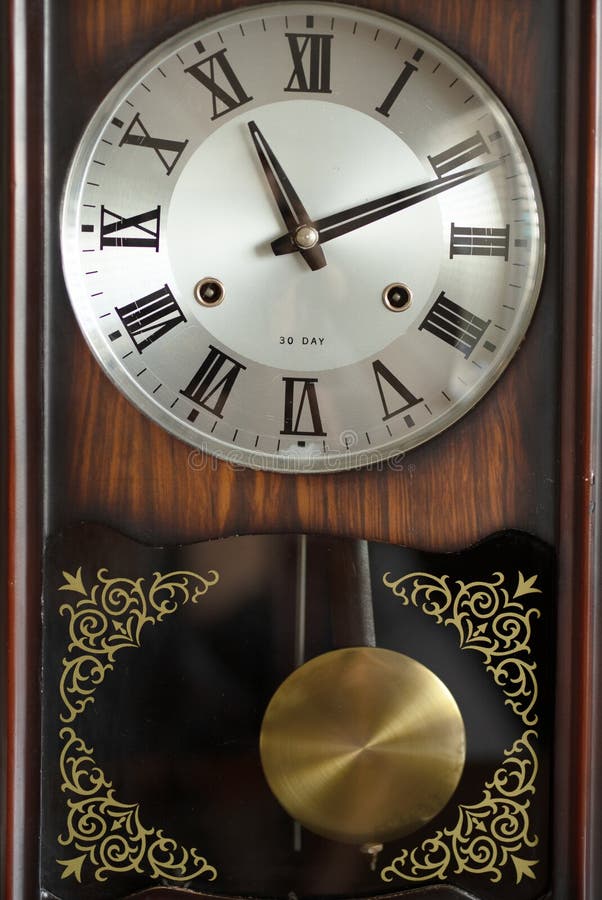 Reloj Antiguo De Péndulo De Pared Imagen de archivo - Imagen de ...