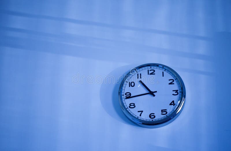 Reloj Azul En Una Pared Azul Foto de archivo - Imagen de minuto, plazo ...