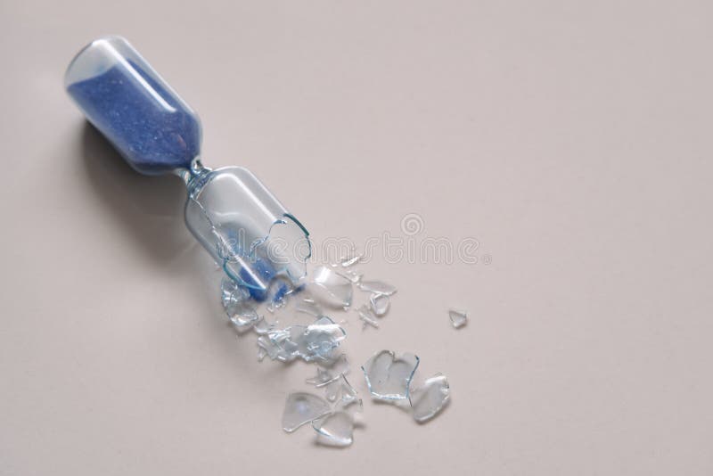 Reloj De Arena Roto Con Arena Azul Foto de archivo - Imagen de problema ...