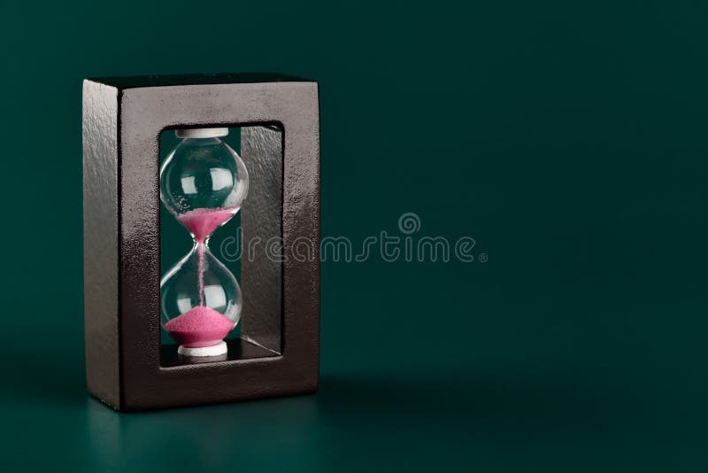 Reloj De Arena Sobre Fondo De Papel Verde Oscuro Imagen de archivo ... Reloj De Arena Sobre Fondo De Papel Verde Oscuro Imagen de archivo ...