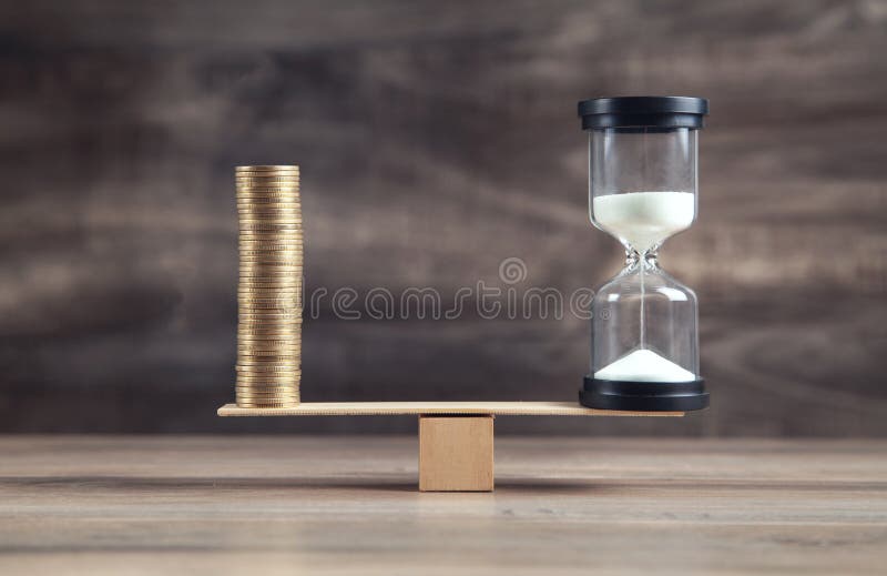 Reloj De Arena Y Monedas En La Balanza De Madera Foto de archivo ...