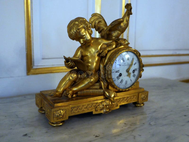 Reloj de bronce antiguo foto de archivo. Imagen de dorado - 90365240