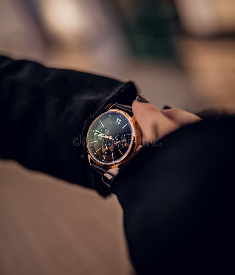 Reloj De Moda Elegante En La Mano De La Mujer Imagen de archivo ...