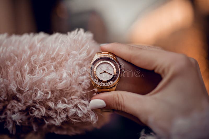 Reloj De Oro En La Mano De La Mujer Foto de archivo - Imagen de claro ...