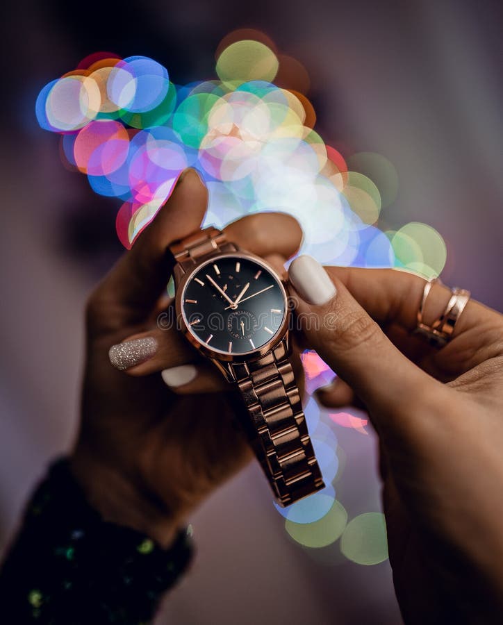 Reloj De Oro Que Sorprende En La Mano De La Mujer Imagen de archivo ...