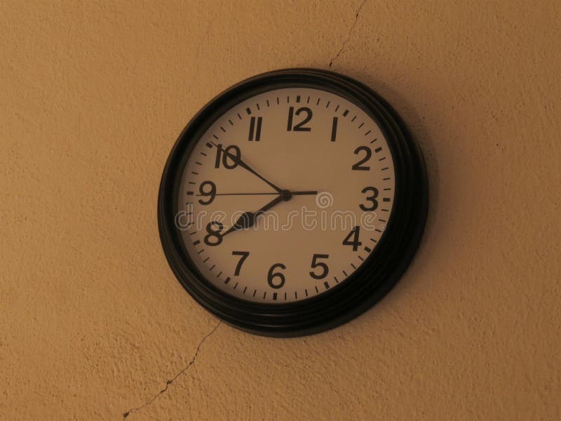 Reloj De Pared En Luz De La Tarde Foto de archivo - Imagen de aislado ...