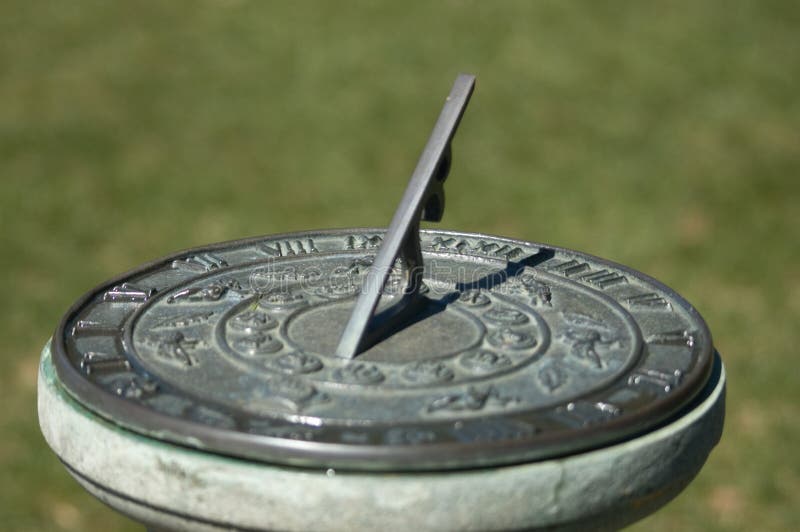 Reloj De Sol Viejo En El Parque Foto de archivo - Imagen de parque ...