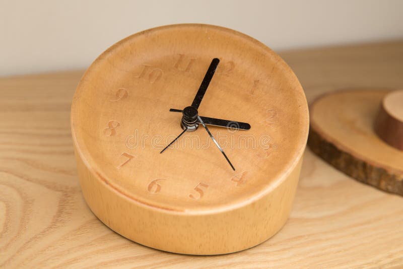Reloj de tabla de madera imagen de archivo. Imagen de reloj - 98983119