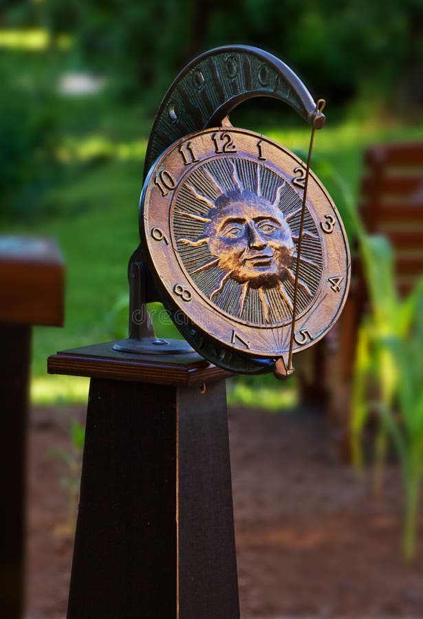 Reloj Del Reloj De Sol Del Jardín Imagen de archivo - Imagen de solar ...
