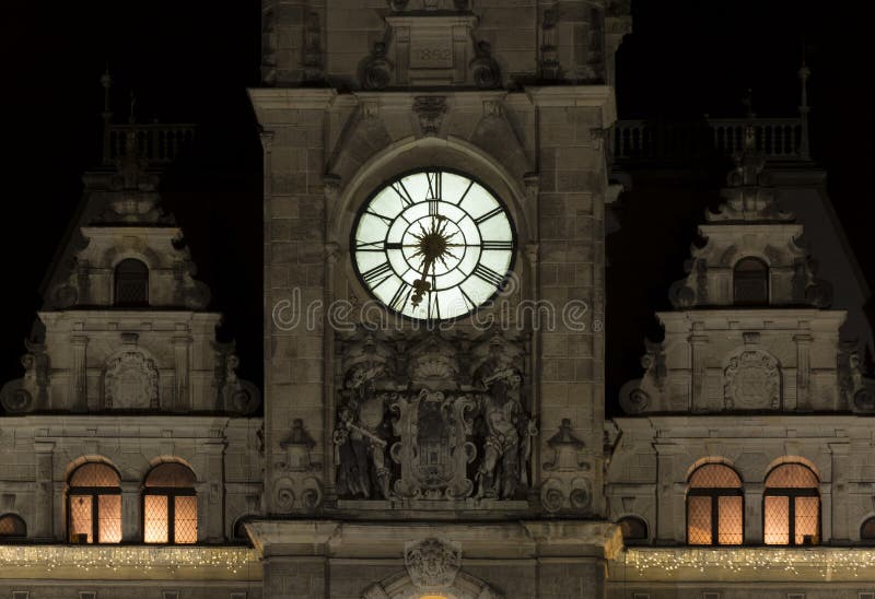 Reloj en torre foto de archivo. Imagen de decorativo - 85326188