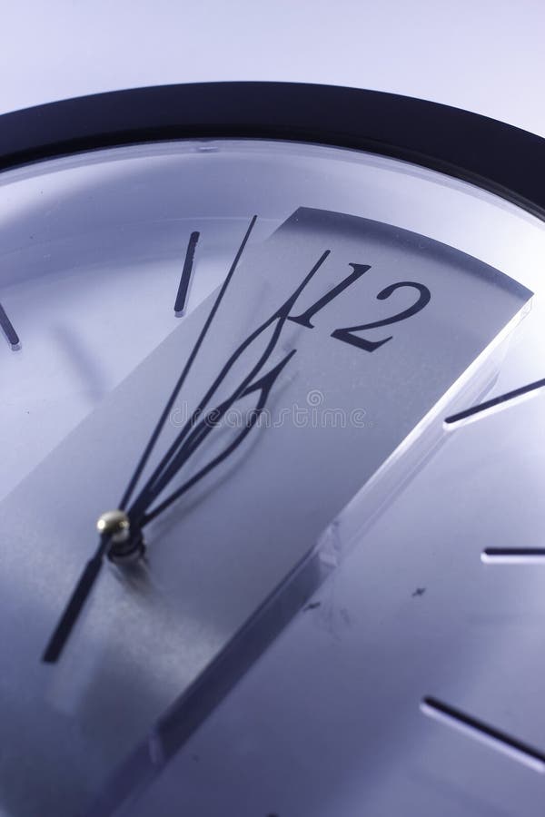 Reloj a las 12 imagen de archivo. Imagen de redondo, minuto - 31232339