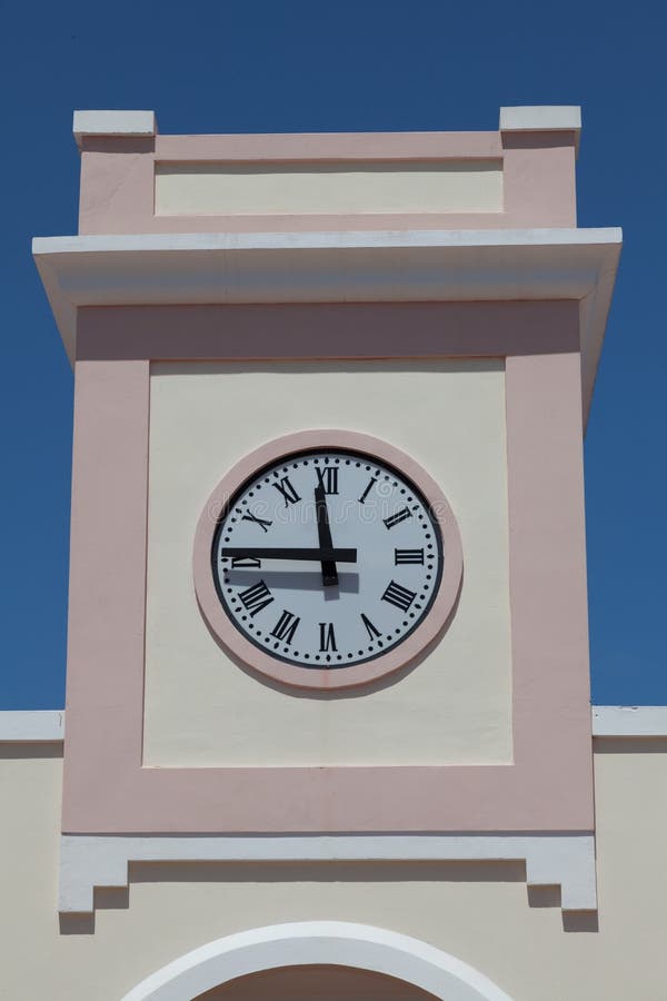 Reloj moderno en la torre foto de archivo. Imagen de hora - 57289620